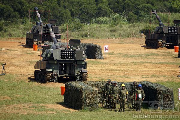 現場直擊：參訪國軍重砲射擊，乘坐CM-21裝甲運兵車，試用T91步槍訓練電子模擬器 | T客邦