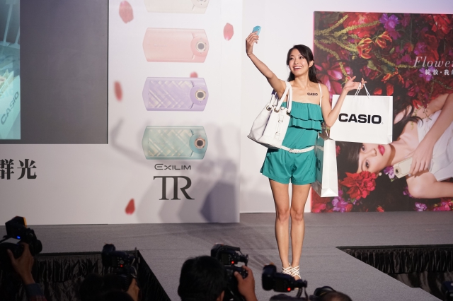 新一代自拍神器 Casio TR-60 閃亮登場，內建 Exilim 自動傳輸與 Selfie 自拍藝術功能 | T客邦