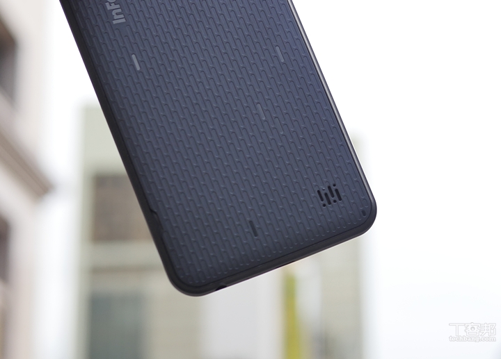 免四千元！輕巧一手掌握的 InFocus M370 入門機動手玩 | T客邦