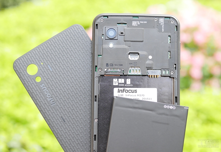 免四千元！輕巧一手掌握的 InFocus M370 入門機動手玩 | T客邦