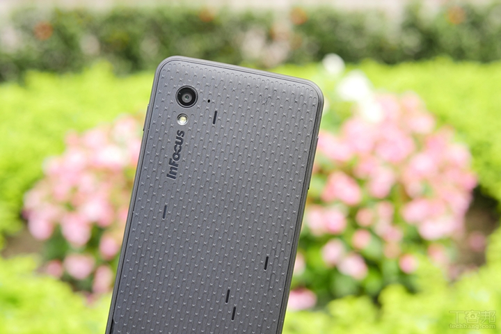 免四千元！輕巧一手掌握的 InFocus M370 入門機動手玩 | T客邦