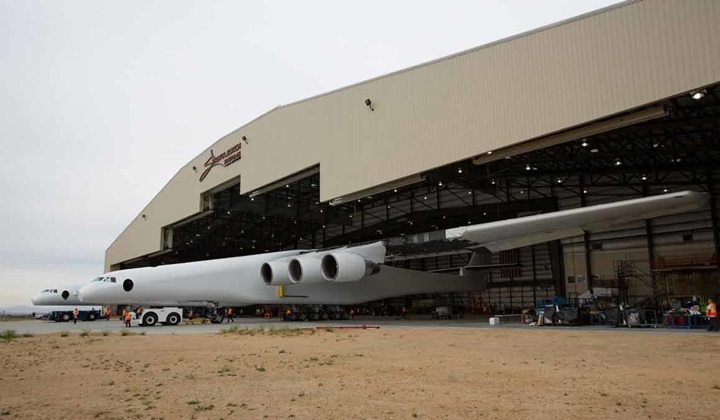 六具噴射引擎、兩個機身、可一次搭載三枚太空火箭！微軟聯合創辦人打造出史上最大飛機：Stratolaunch | T客邦