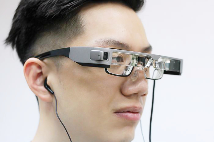 Epson 全新智慧眼鏡 BT-300 動手玩：搭載 HD 高解析度 OLED 半透明屏幕設計、AR 擴增實境應用 | T客邦