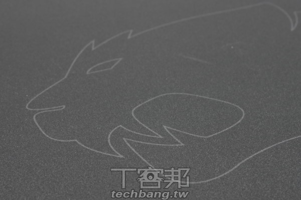 ROCCAT Alumic 最新款雙面遊戲鼠墊搶先玩 | T客邦
