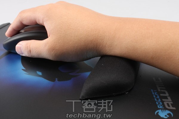 ROCCAT Alumic 最新款雙面遊戲鼠墊搶先玩 | T客邦