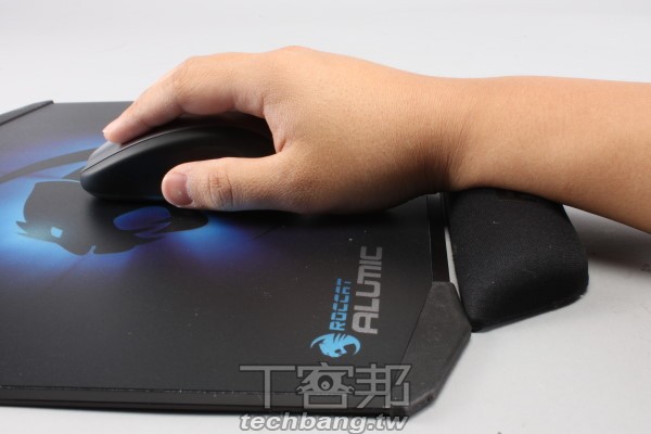 ROCCAT Alumic 最新款雙面遊戲鼠墊搶先玩 | T客邦