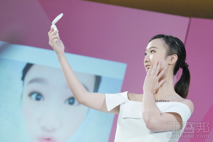 不是粉餅盒，這是 Casio 推出的新一代自拍神器 TR Mini | T客邦