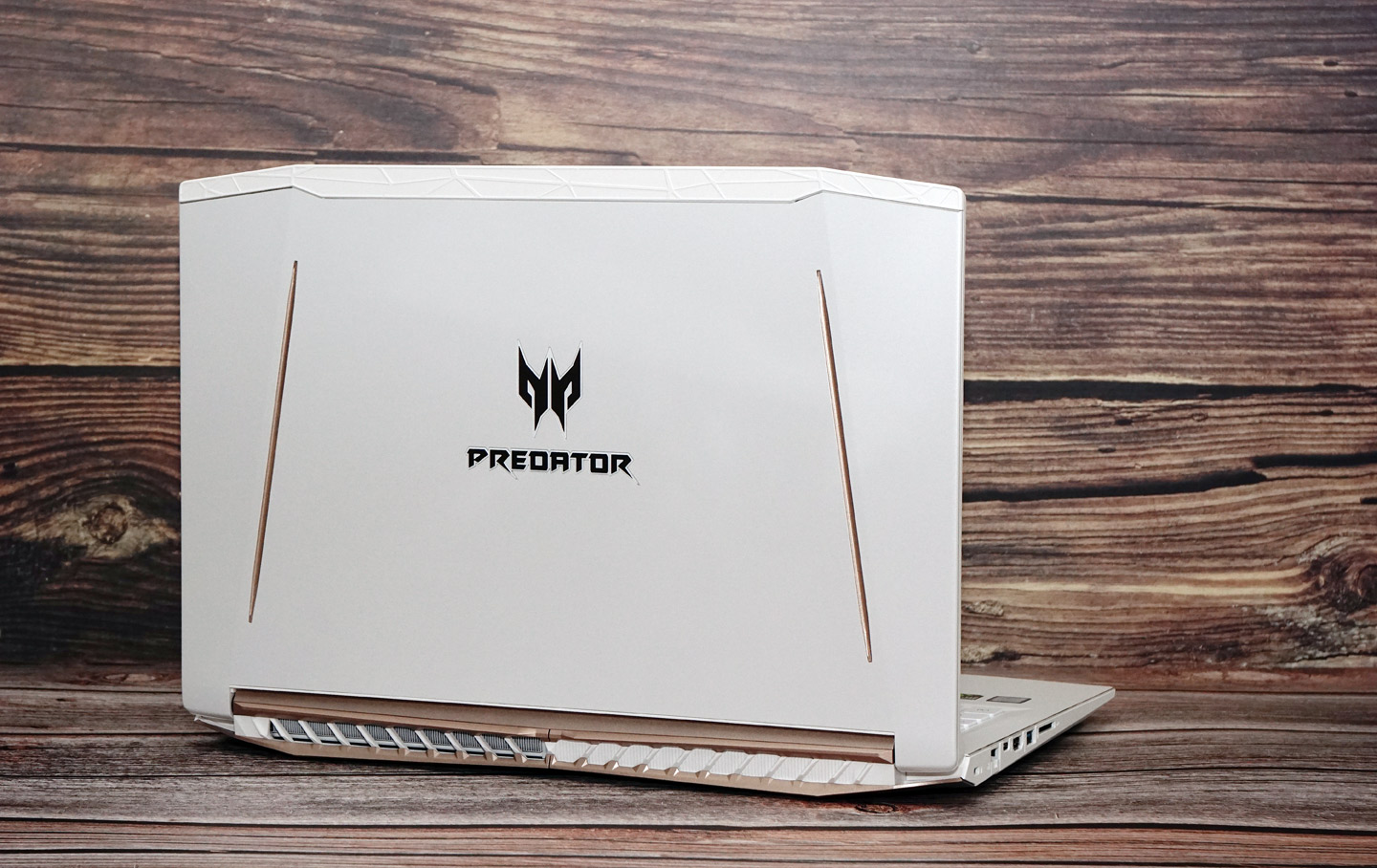 Acer Predator Helios 300 白色特仕版開箱：白與金碰撞出優雅電競新風貌 | T客邦