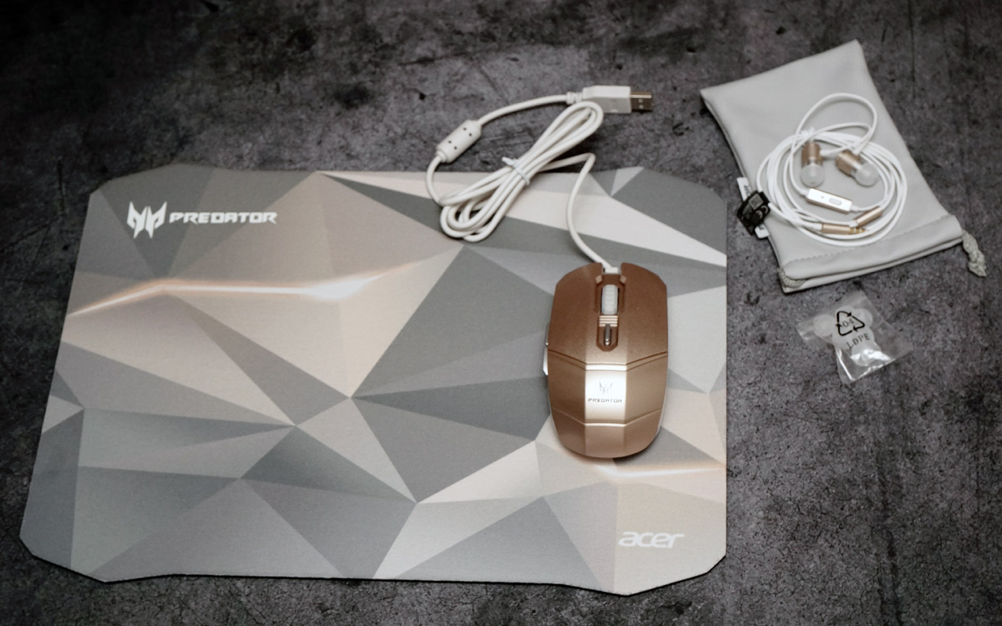 Acer Predator Helios 300 白色特仕版開箱：白與金碰撞出優雅電競新風貌 | T客邦