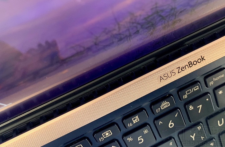 Asus ZenBook 14 UX433FN 評測：全球最小 14 吋筆電，螢幕占比 92%、觸控板變數字鍵 | T客邦