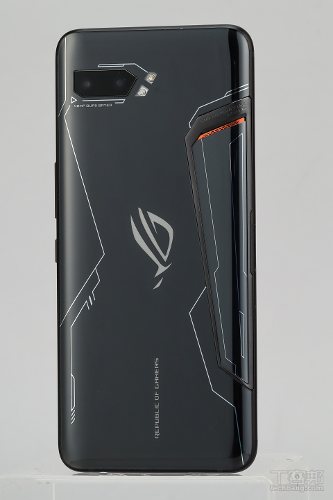 「ROG Phone 2 大全套」 開箱！全配件介紹 + 21 小時超長續航跑分測試 | T客邦