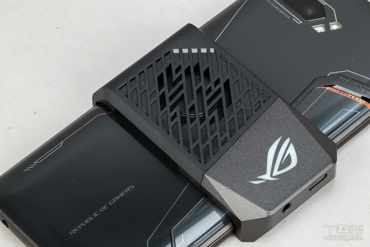 「ROG Phone 2 大全套」 開箱！全配件介紹 + 21 小時超長續航跑分測試 | T客邦