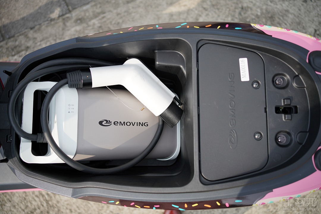 快充與動力兼備，翻轉市場的電動機車生力軍：eMOVING iE125 試駕體驗 | T客邦