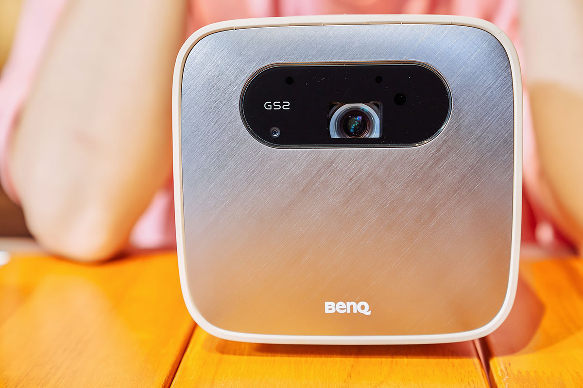 露營追劇一把罩，BenQ GS2 露營投影機，防水耐摔、無線投影，內建智慧系統好操作 | T客邦