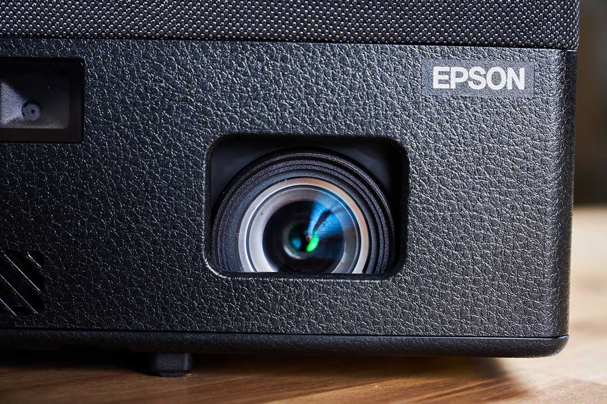 3LCD 迷你雷射投影機 Epson EF-12、EF-11 實測：絕佳行動力，走到哪就投到哪！ | T客邦