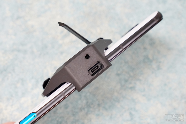 ROG Phone 5 Ultimate 開箱 + 效能實測，S888 充電時機身溫度會略為升高 | T客邦