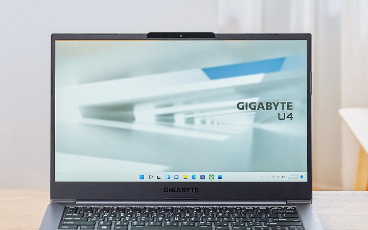 GIGABYTE U4 UD 開箱評測：910 公克輕盈機身，工作娛樂皆宜的「型」動派超輕薄筆電 | T客邦