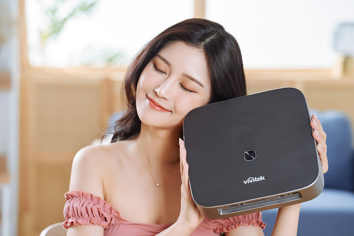 1500 高流明輸出亮度，Vivitek QUMI Q9 投影機讓你開燈看電影 | T客邦