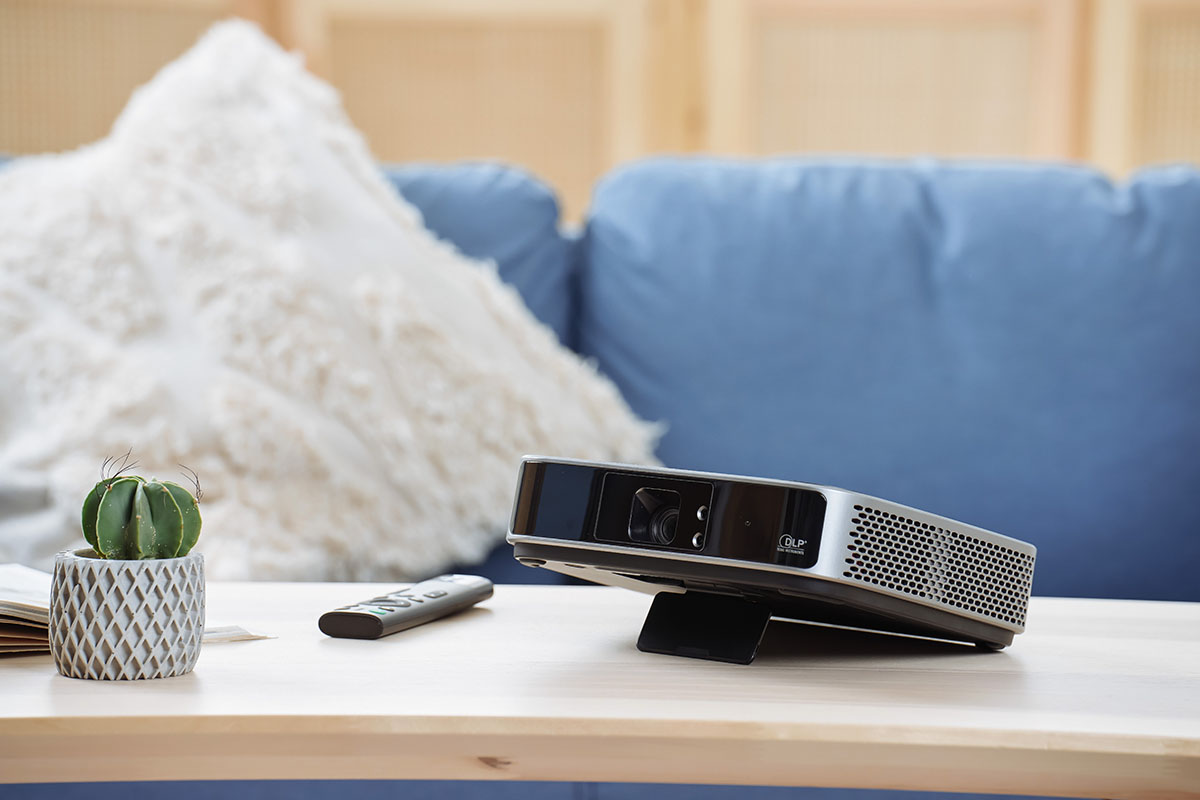 1500 高流明輸出亮度，Vivitek QUMI Q9 投影機讓你開燈看電影 | T客邦