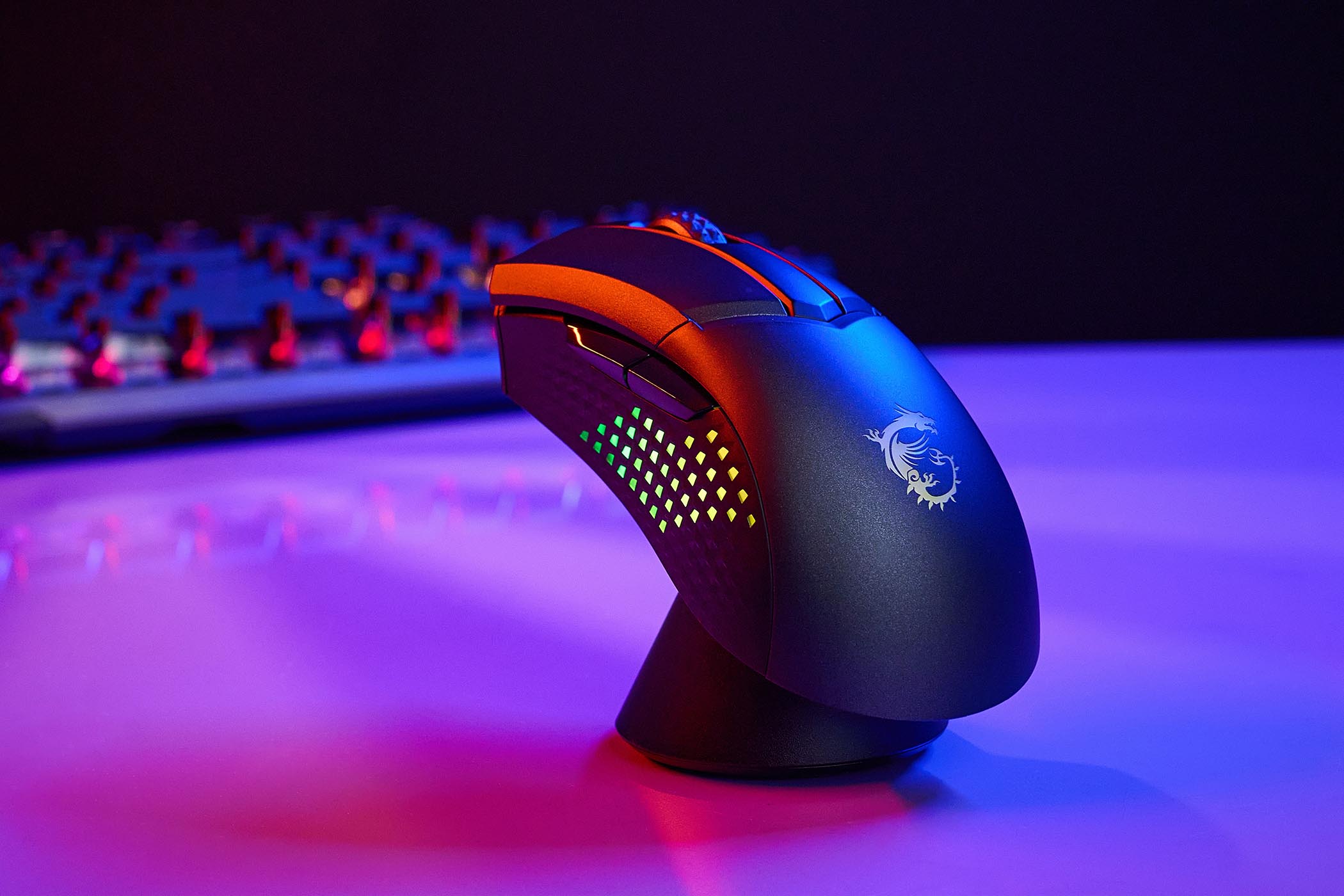 MSI CLUTCH GM51 輕量電競滑鼠系列開箱：有線、無線雙版本一次看，嶄新設計讓人眼睛一「亮｣、手感大加分！ | T客邦