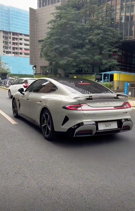 小米汽車SU7實車不藏了，在北京大街上被目擊開跑 | T客邦