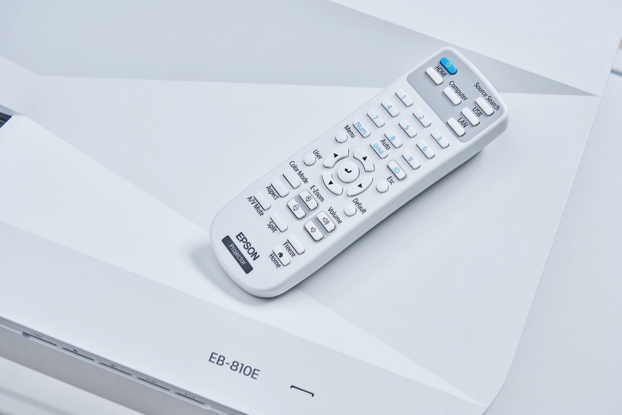 商務投影，唯亮不敗！Epson 極短焦會議投影系統 EB-810E 深度試用報告 | T客邦