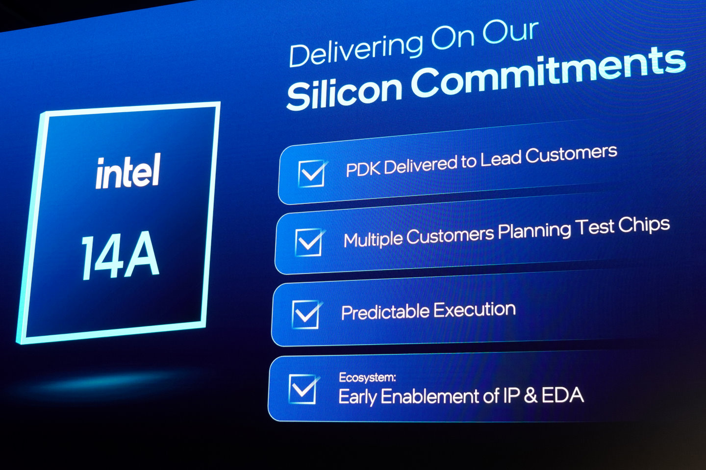 Intel Foundry Direct Connect 2025：Intel 18A製程節點效能分析，Intel 14A導入高數值孔徑極 ...