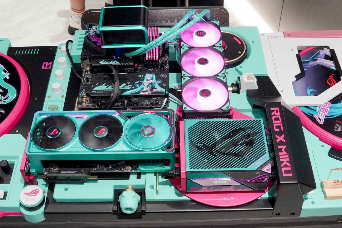初音未來「硬體」來襲！Asus ROG x Hatsune Miku聯名快閃店開幕，展出多樣產品與改裝主機 | T客邦