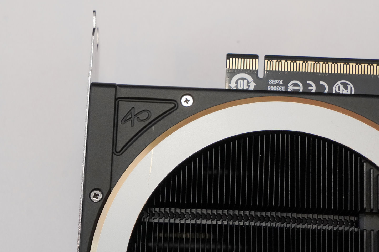 技嘉AORUS RTX 5090 Infinity實機亮相！瓦斯爐造型下藏散熱黑科技，效能穩定再升級！ | T客邦