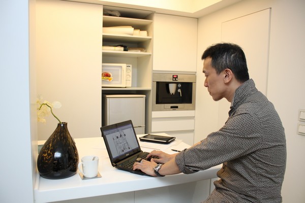 資深設計師Ted體驗昆盈Genius Ring Presenter指環式觸控簡報滑鼠，到處都是行動辦公室 | T客邦