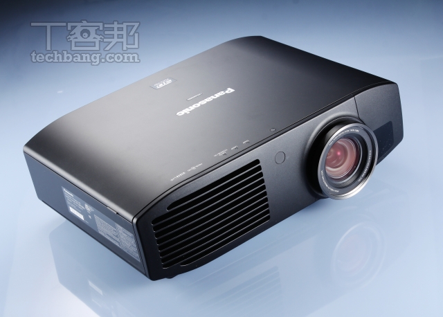 Panasonic PT-AE7000U：3LCD 面板技術中高階機種，看見純粹的美感 | T客邦